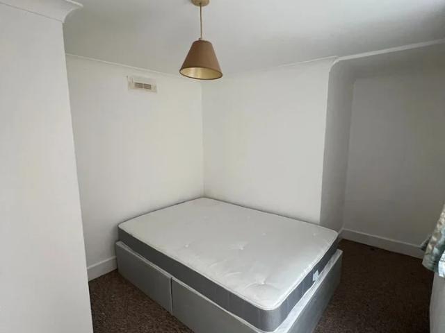 Apartment at Buntingbridge Road, Greater London