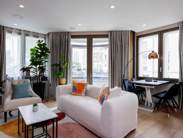 Apartment at Burdett Mews, City of Westminster