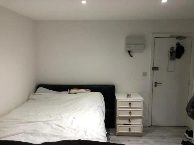 Apartment at Burroughs Gardens, Greater London
