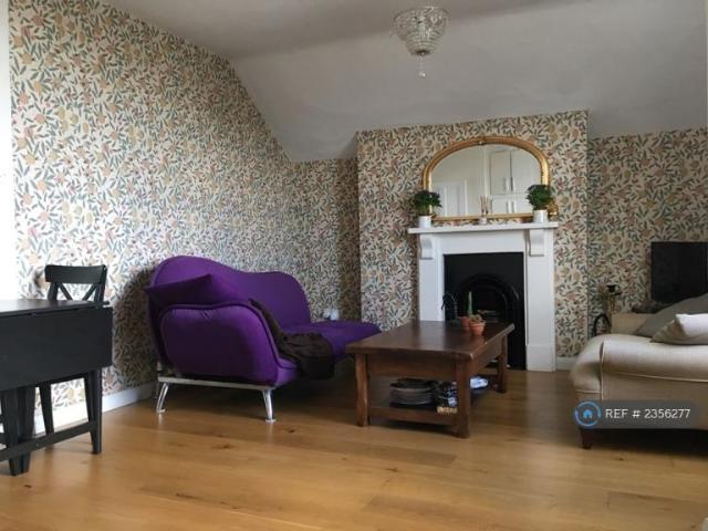 Apartment at Bushey Hill Road, Greater London