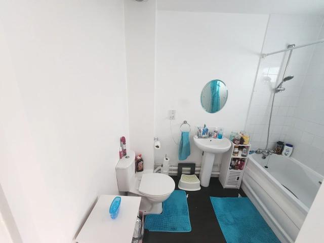 Apartment at Goldcrest Close, Greater London