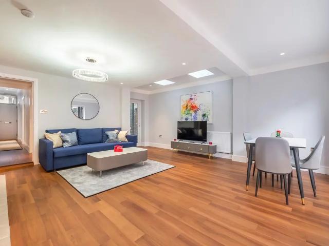 Apartment at Goldsboro' Road, Greater London