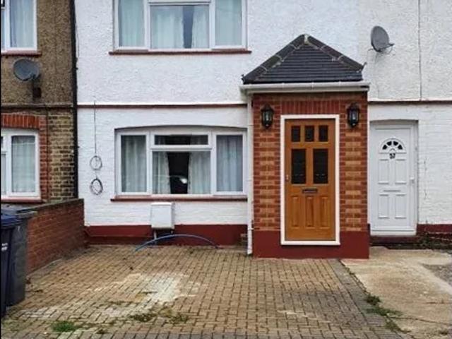 Apartment at Goldsmith Avenue, Greater London