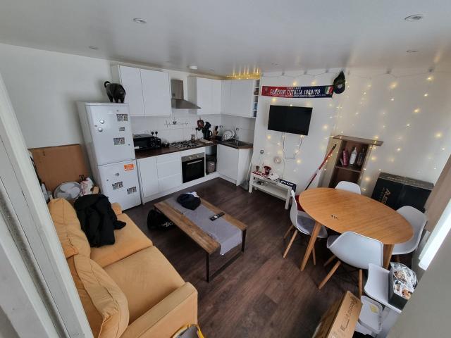 Apartment at Goldsmith Avenue, Greater London