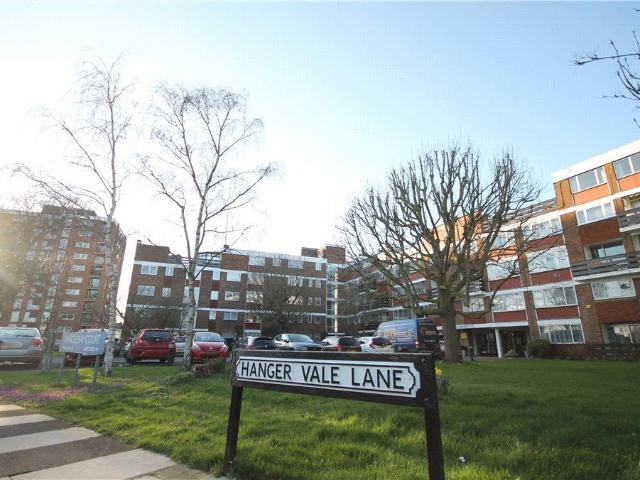 Apartment at Golf Road, Greater London