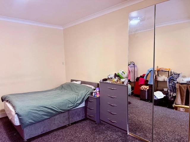 Apartment at Goodmayes Avenue, Greater London