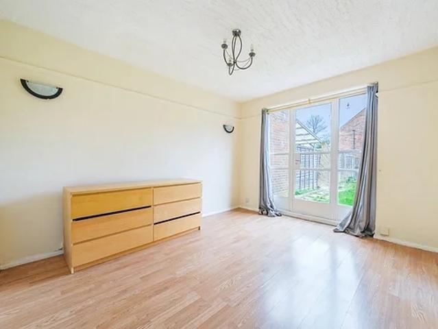 Apartment at Gorringe Park Avenue, Greater London