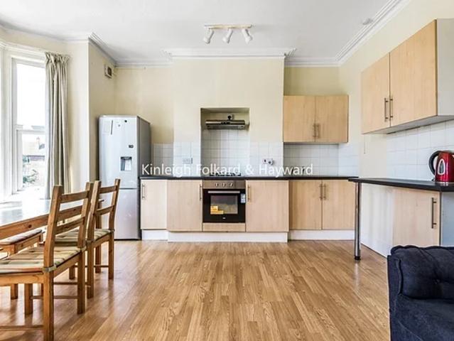 Apartment at Gorringe Park Avenue, Greater London