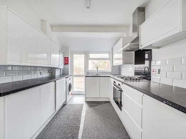 Apartment at Gorringe Park Avenue, Greater London