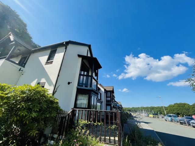 Apartment at Gaddarn Reach, Neyland