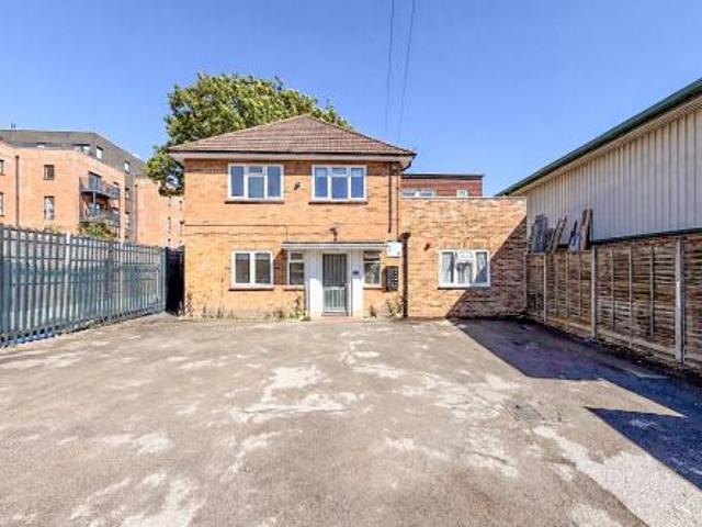 Apartment at Garston Park Parade, Watford