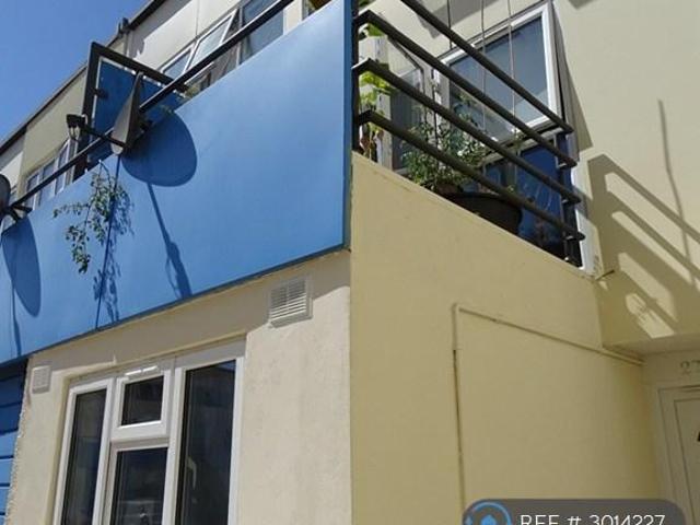 Apartment at Glamorgan Close, Greater London