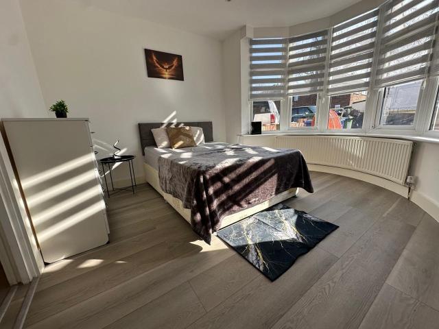 Apartment at Glebe Avenue, Greater London