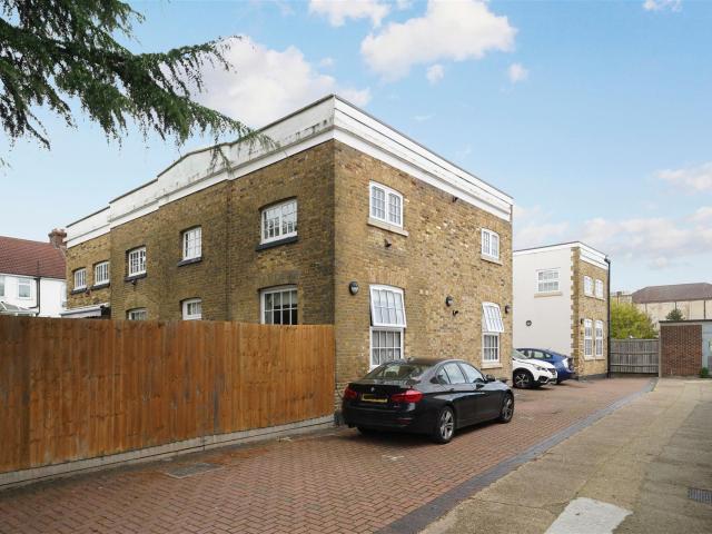 Apartment at Glebelands Avenue, Greater London