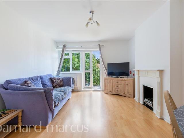 Apartment at Glen Albyn Road, Greater London