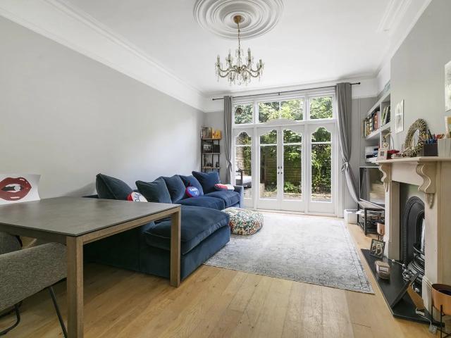 Apartment at Glenmore Road, Greater London