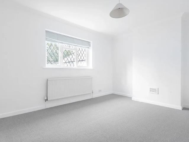 Apartment at Glendale Drive, Greater London