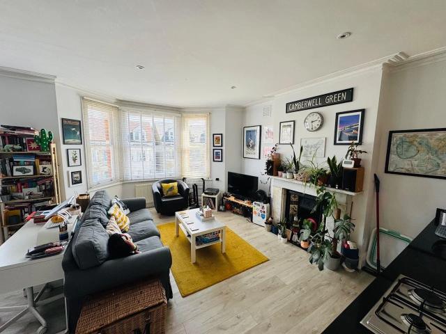 Apartment at Gleneagle Road, Greater London