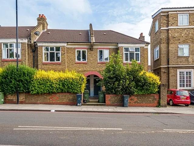 Apartment at Gleneagle Road, Greater London