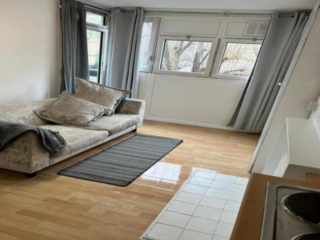 Apartment at Glengarnock Avenue, Greater London