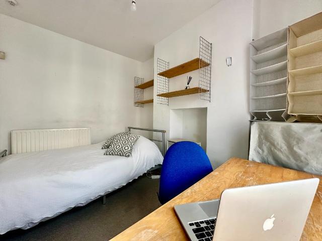 Room at Glentworth Road, Nottingham