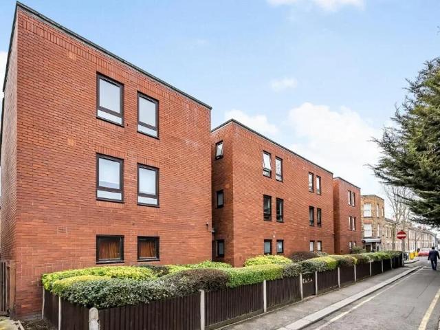 Apartment at Glenthorne Road, Greater London