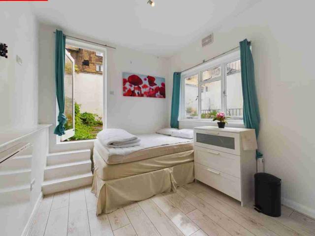 Apartment at Gloucester Terrace, City of Westminster