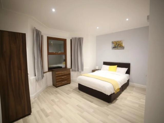 Room at Grange Avenue, Luton