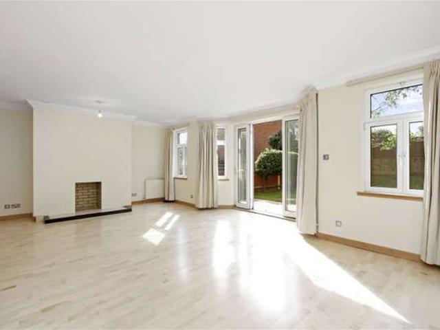 Apartment at Greenaway Gardens, Greater London