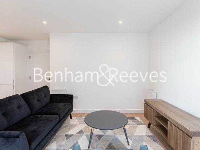 Apartment at Greenleaf Walk, Greater London