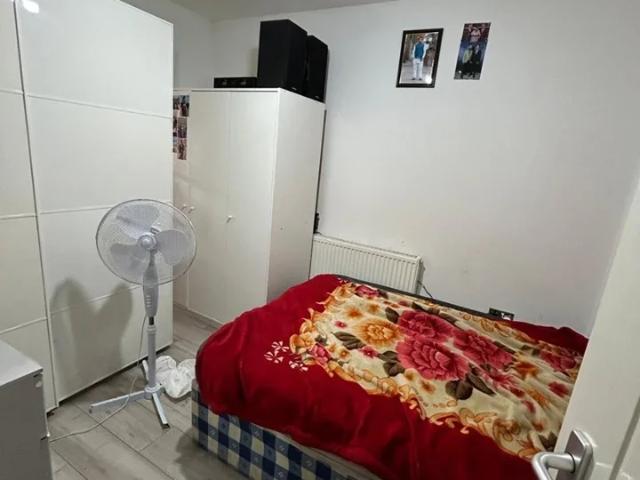 Apartment at Grosvenor Avenue, Greater London
