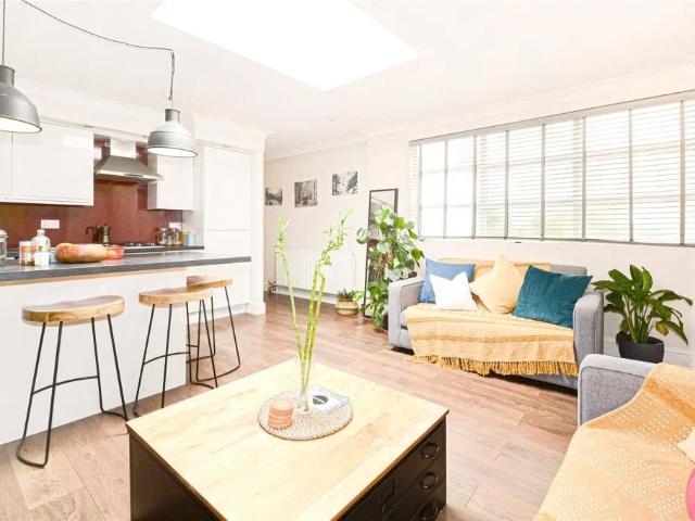 Apartment at Grosvenor Rise East, Greater London