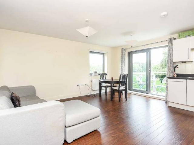 Apartment at Grosvenor Way, Greater London