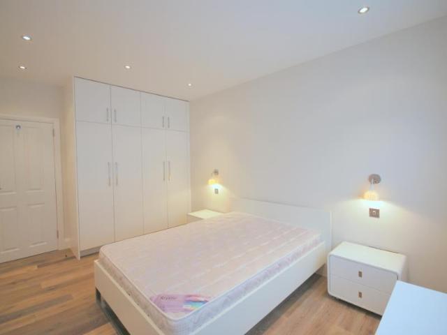 Apartment at Grove End Road, City of Westminster
