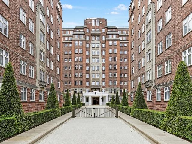Apartment at Grove End Road, City of Westminster