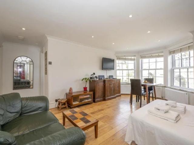 Apartment at Grove Lane, Greater London