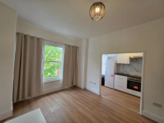 Apartment at Gubyon Avenue, Greater London