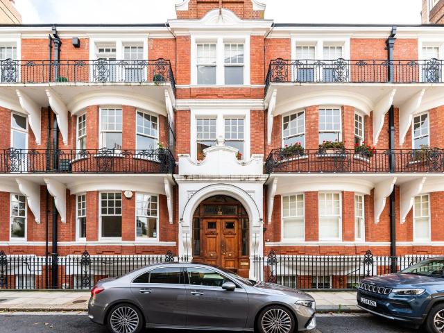 Apartment at D'Oyley Street, Greater London