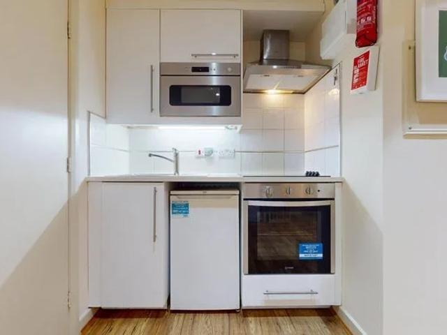 Apartment at Dollis Hill Avenue, Greater London
