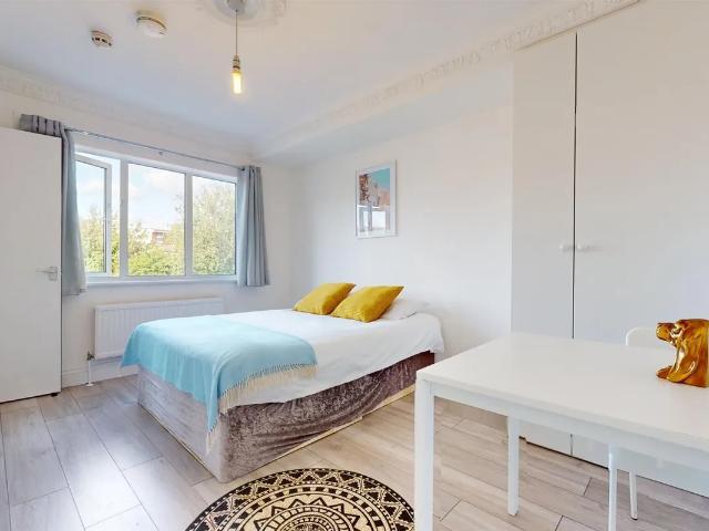 Apartment at Dollis Hill Lane, Greater London