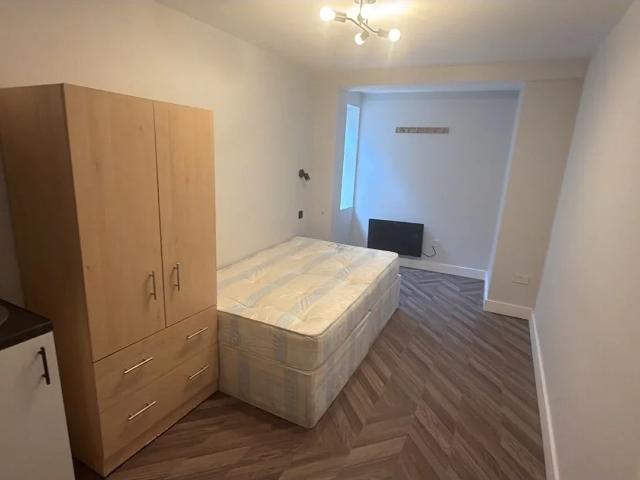 Apartment at Doris Road, Borough of Spelthorne