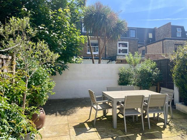 Apartment at Davisville Road, Greater London