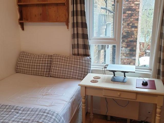 Apartment at Davisville Road, Greater London