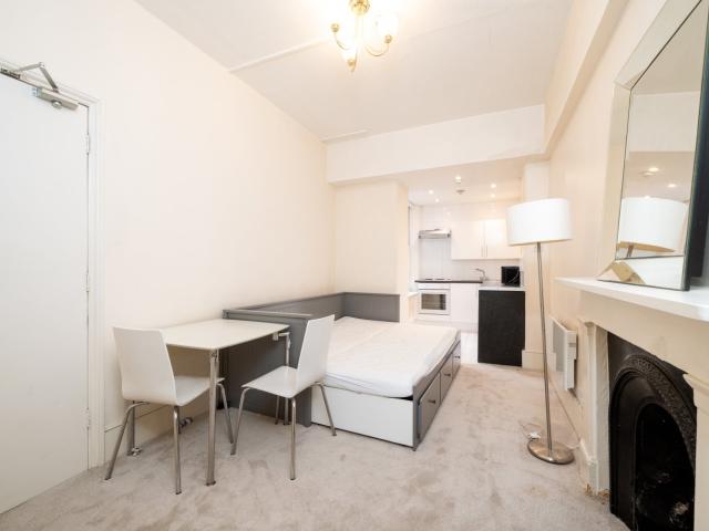 Apartment at De Vere Gardens, Greater London