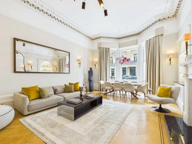 Apartment at De Vere Gardens, Greater London