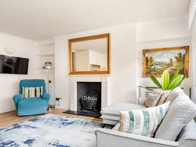 Apartment at Dean's Mews, City of Westminster