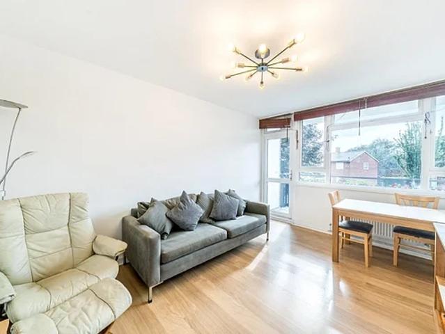 Apartment at Deeside Road, Greater London