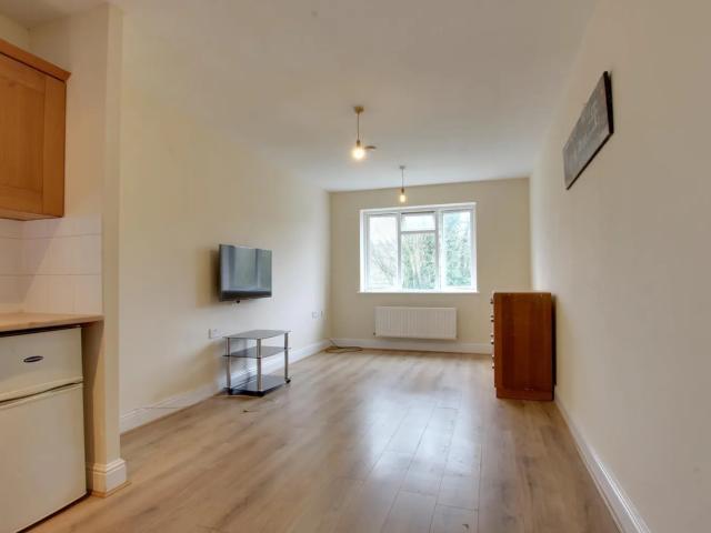 Apartment at Deepdene Court, Greater London
