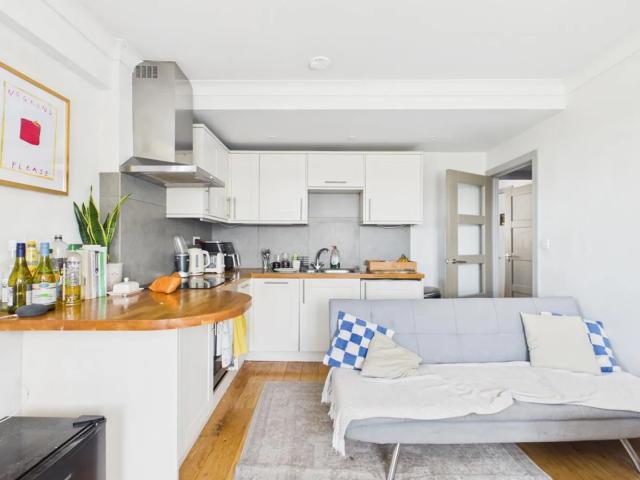Apartment at Deepdene Gardens, Greater London