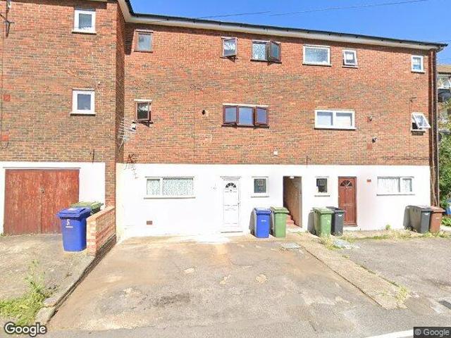 Apartment at Dell Road, Grays